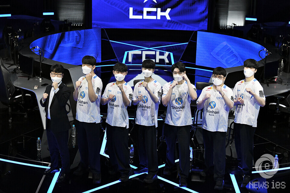2022 LoL 월드 챔피언십 출국 전 기자회견 LCK 대표팀 "한 단계씩 치고 올라가겠다"