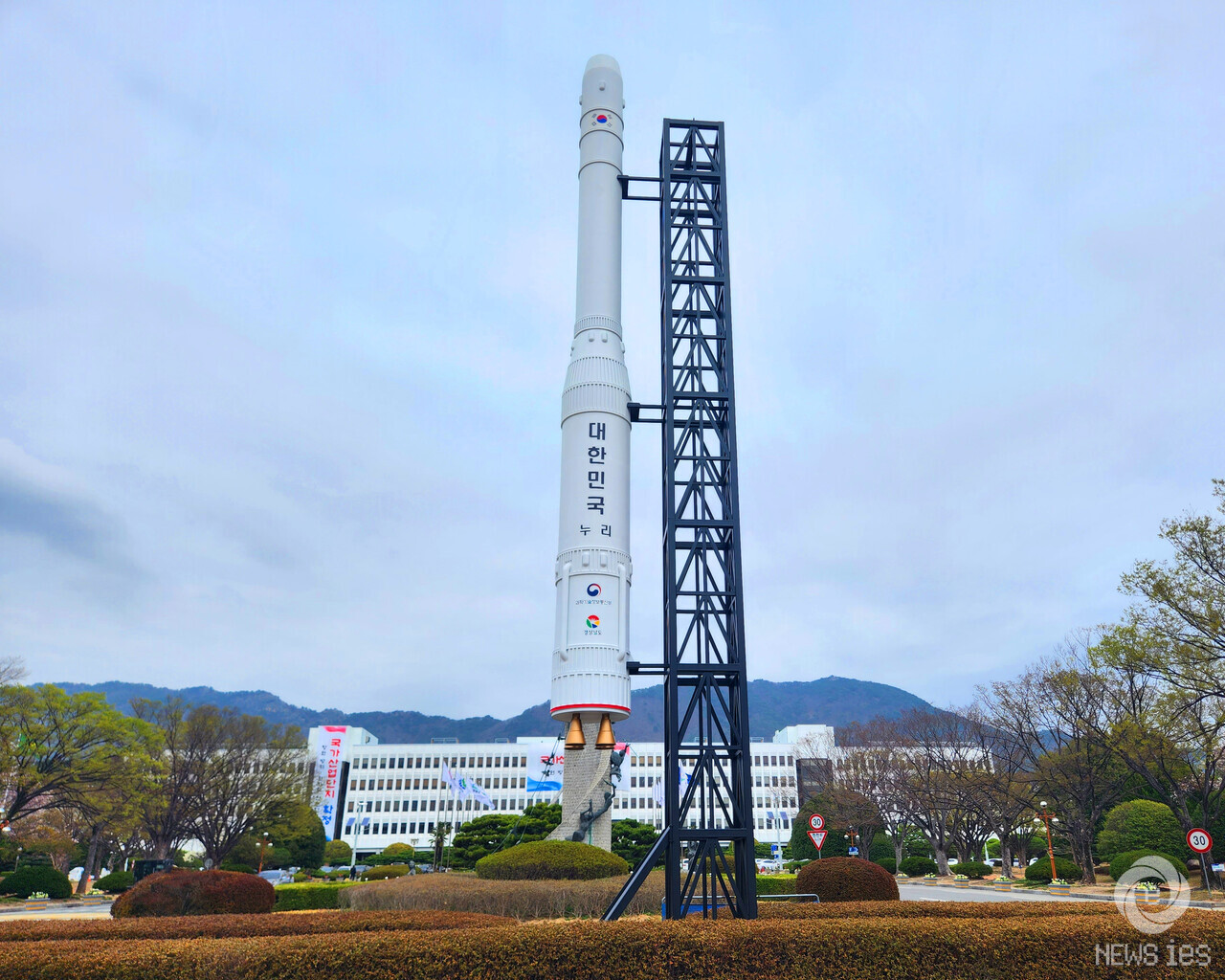경상남도청, “누리호 12m, 발사대 13m 규모 모형 설치”