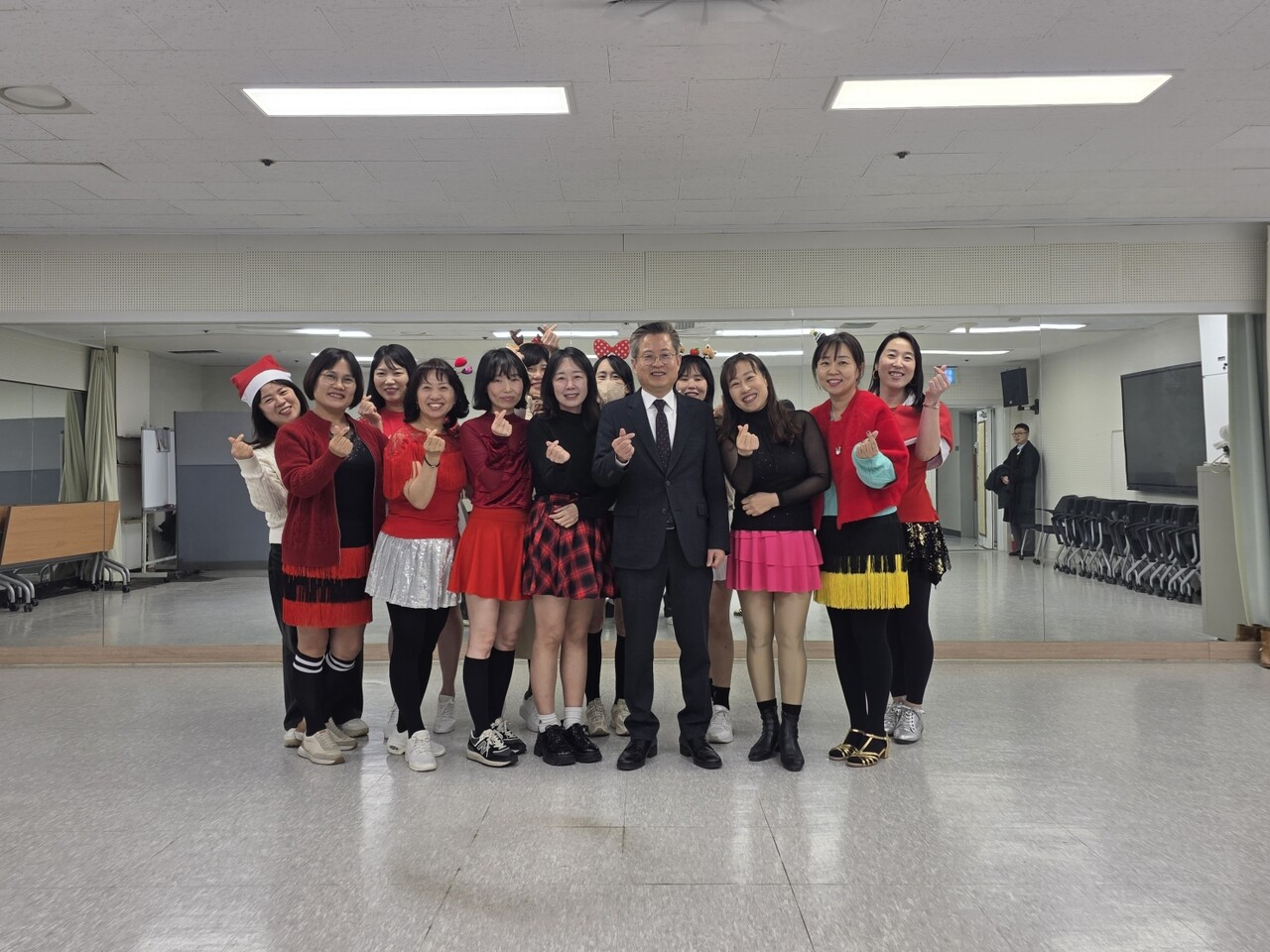 “아산시청 라인댄스 동호회 찾은 김범수 부시장…직원들과 소통 행보”